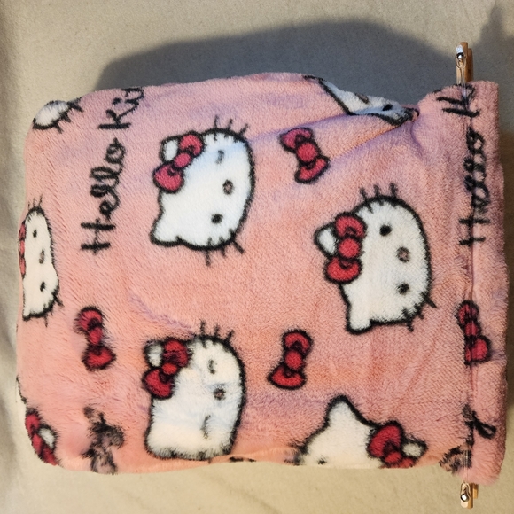 Hello Kitty | Bedding | Hello Kitty Ultra Fine Faux Fur Plush Throw ...